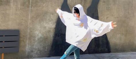 許晴真的很少女，凹白色衛衣特顯小，說減齡就佩服她 每日頭條