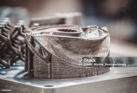 금속 3d 프린터에 인쇄된 물체를 들고 있는 남자 0명에 대한 스톡 사진 및 기타 이미지 0명 3차원 인쇄 3차원 형태