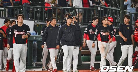 사진 롯데에 스윕 당한 어두운 표정의 Kia 선수들