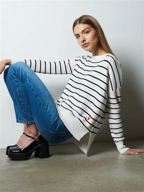 Sweter w czarno białe paski z rozcięciami po bokach Heartelia Bigstar pl