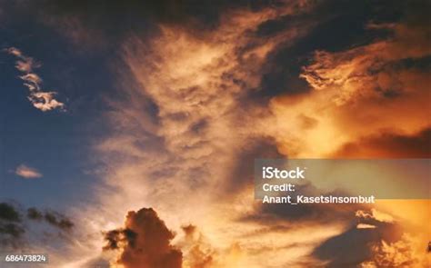 수평선은 푸른 하늘에 어두운 붉은 구름 뒤에서 밖으로 촬영 하는 광선으로 오렌지 0명에 대한 스톡 사진 및 기타 이미지 0명 경관 광대한 Istock