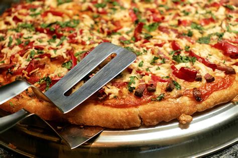 치즈와 야채가 들어간 육즙이 많은 피자 피자를 부품으로 자르기 클로즈업 0명에 대한 스톡 사진 및 기타 이미지 0명 건강에 좋지 않은 음식 검은색 Istock