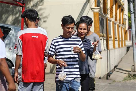 ဗိုလ်ချုပ်နေအိမ်ပြတိုက်လာရောက်သူများကို ပဲပြုတ်နှင့် နံပြားဝေငှ