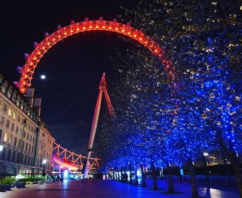 런던라이언민박 런던아이 사진연습 어제자 런던아이 야경 모습입니다 보이기엔 파란 불빛이지만 런던에도 벚꽃이 나무에 활짝 폈네요 오랜만에 보는 야경이 너무