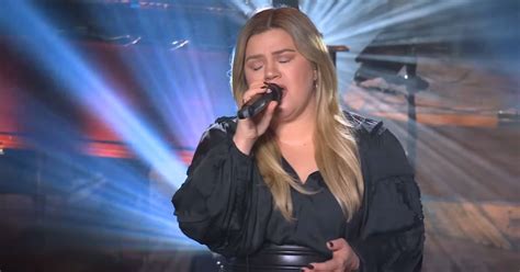 Kelly Clarkson Sings Beautiful Cover Of Bridge Over Troubled Water