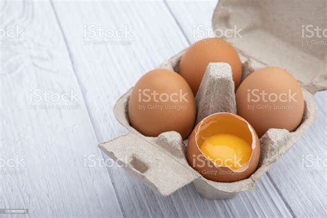나무 배경에 작은 종이 트레이에 치킨 계란을 가진 상자를 엽니 다 생활필수품에 대한 스톡 사진 및 기타 이미지 생활필수품