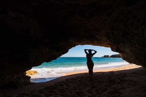 Hermosa Mujer Con Cuerpo Sexy Posando Cerca De Rocas En La Playa Foto