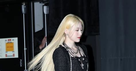 포토 여자아이들 슈화 휘날리는 요정의 머릿결