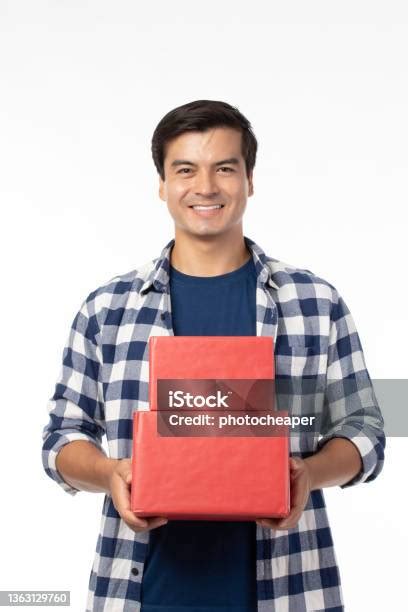 좋은 선물 잘 생긴 젊은 셔츠와 선물 상자를 보여주는 흰색 배경에 고립 된 미소의 초상화 계절에 대한 스톡 사진 및 기타 이미지 Istock