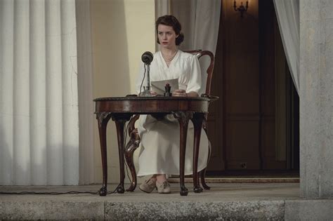 The Crown Star Claire Foy Returns As Queen Elizabeth In Season 4