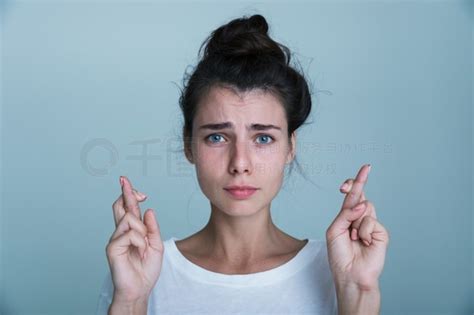 交叉高清图片 蓝色背景中一个休闲美丽年轻女孩的肖像双手交叉祈求好运 人像图片免费下载 jpg格式 编号52969452 千图网
