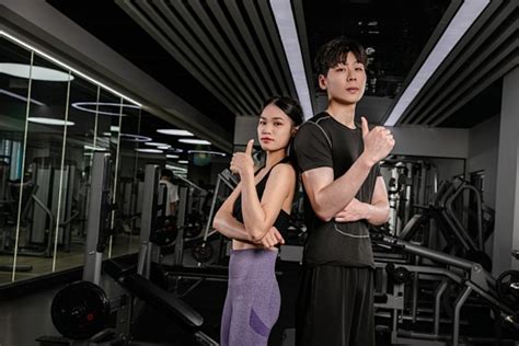 双人男女运动健身教练人物摄影图片