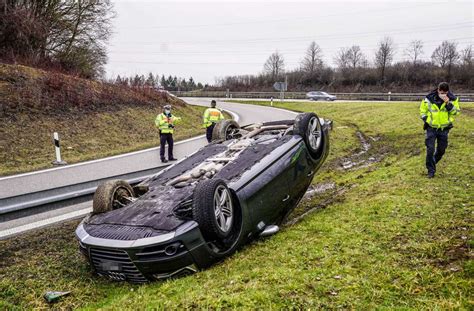 Unfall An A Bei Kirchheim Sportwagen Kommt Ins Schleudern Und Landet Auf Dach Kreis
