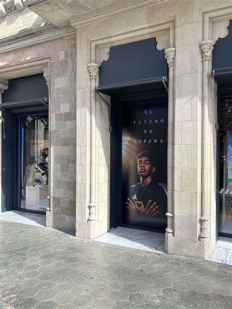 바르셀로나 아디다스 매장에 생긴 야말 포스터 해외축구 에펨코리아