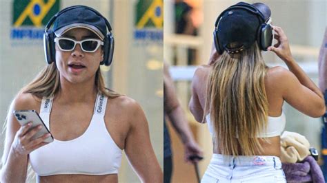 De Top E Shortinho Lexa Atrai Olhares Corpo Escultural No Aeroporto