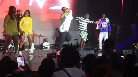 Fans Challenges Naira Marley And Poco Lee On Stage As He Shows Off His