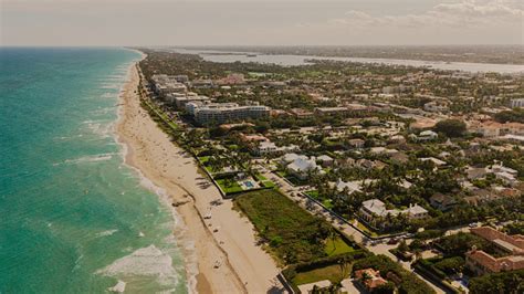 플로리다 팜 비치의 해변 정면 부동산의 공중 무인 항공기 전망 정오에 2022의 봄 동안 팜 비치 플로리다에 대한 스톡 사진 및 기타 이미지 팜 비치 플로리다 호화로움