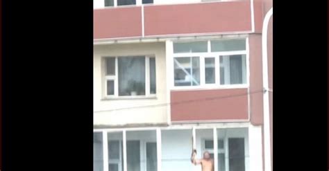 Байрныхаа тагтнаас гал нээсэн иргэнийг шалгаж байна · Dorgio Mn
