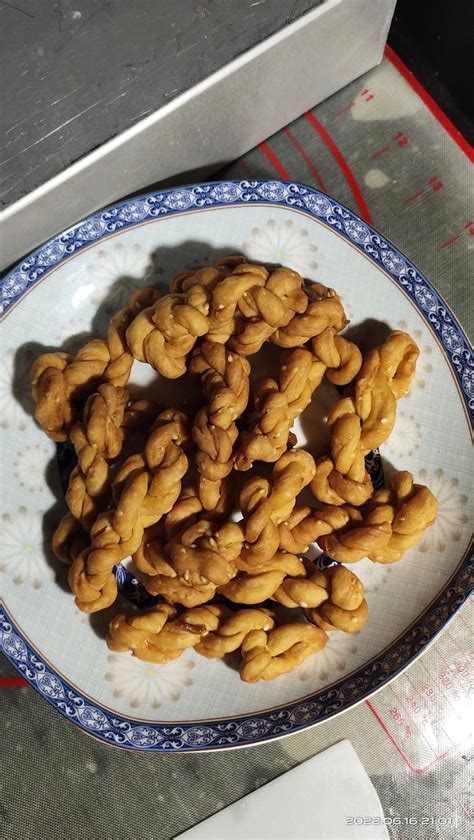 【不加水酥脆小麻花的做法步骤图，怎么做好吃】辣辣子的美食日记下厨房