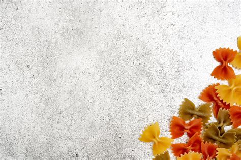 조리되지 않은 파스타의 종류 녹색 노란색 과 빨간색 파스타 Farfalle 밝은 콘크리트 배경에 건조 위에서 촬영 플랫 레이 상단 보기 복사 공간 0명에 대한 스톡 사진 및