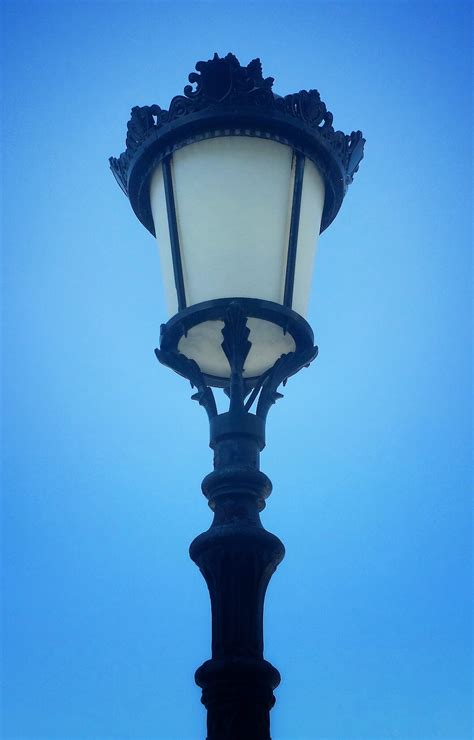 무료 이미지 빛 구조 하늘 반사 탑 푸른 가로등 조명 전등 지구의 분위기 1786x2789