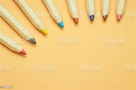 배경에 연필을 색칠 공간을 복사 합니다 그림을 그리는 연필 0명에 대한 스톡 사진 및 기타 이미지 0명 갈색 개념