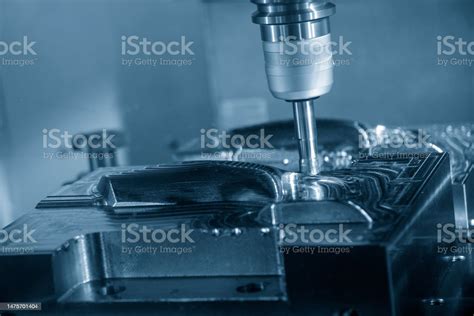 Cnc 밀링 기계는 인덱싱 가능한 공구에 의해 사출 금형 부품을 거칠게 절단합니다 0명에 대한 스톡 사진 및 기타 이미지 0