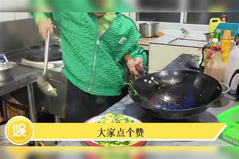 全网最小大厨：颠勺惊呆众人，妈妈都自愧不如