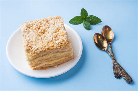 배경에 색 블루 민트 크림 나폴레옹 Millefeuille 바닐라 조각 레이어 케이크 0명에 대한 스톡 사진 및 기타 이미지