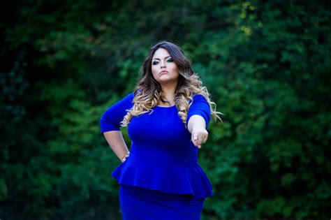 블루 드레스 아웃도어 Xxl 여자 플러스 사이즈 모델 가리키기에 대한 스톡 사진 및 기타 이미지 가리키기 곱슬 머리 공원 Istock