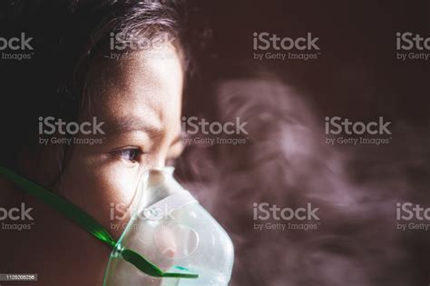 아시아 아이 여자는 천식이 나 폐 렴 질병 고 필요에 의해 Nebulization 흡입기 마스크 그녀의 얼굴에 감기와 독감에