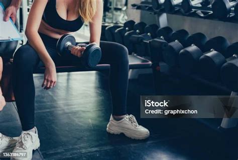 피트니스 체육관에서 운동 하는 스포츠 여자 건강을 위해 적합하고 확고합니다 마음 몸 개선 20 24세에 대한 스톡 사진 및 기타 이미지 Istock