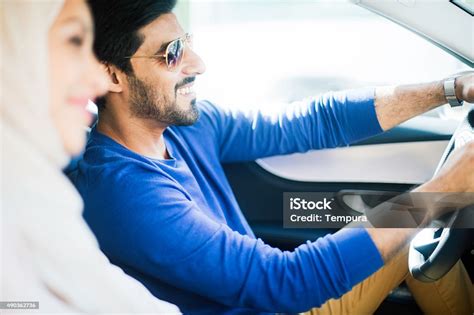 중동인 커플입니다 추진력있는 럭셔리 자동차 두바이에서 운전하기에 대한 스톡 사진 및 기타 이미지 운전하기 차 아라비아 Istock