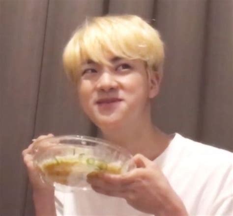 Bts Community Posts Me 방탄 소년단 영상을 볼 때