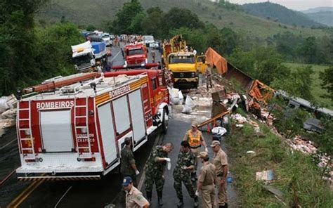 Caminhoneiro que provocou 16 mortes em acidente em SC é preso no oeste