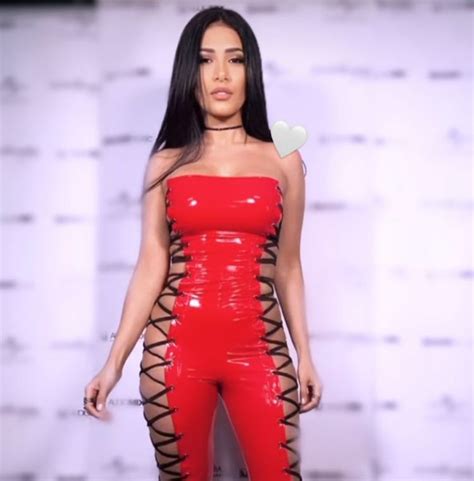 Simaria aposta em macacão sensual diferentão para cliques