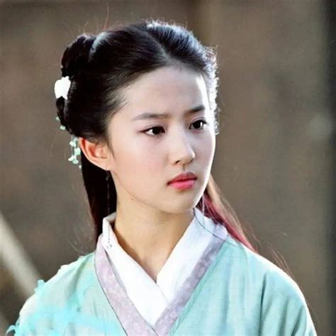都美竹进圈营业？刘亦菲撕唐嫣资源？陈妍希退圈当主妇？林依晨官宣生女？网红女星把脸整残了？陈晓