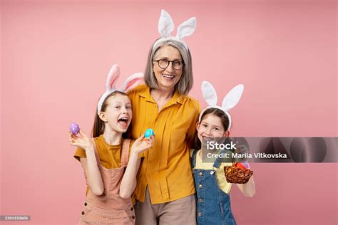 토끼 귀와 형형색색의 달걀로 부활절을 축하하는 할머니와 손녀들 10 11세에 대한 스톡 사진 및 기타 이미지 10 11세 3 명 60 64세 Istock