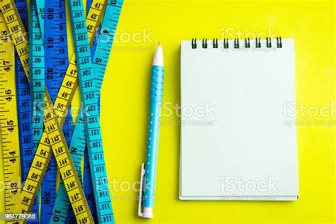 다이어트 제어 개념 배경입니다 책 일기 노트 패드와 펜 건강 피트 니스 배경에 대 한 생생한 컬러 배경에 테이프 측정의 화려한 가냘픈에 대한 스톡 사진 및 기타 이미지