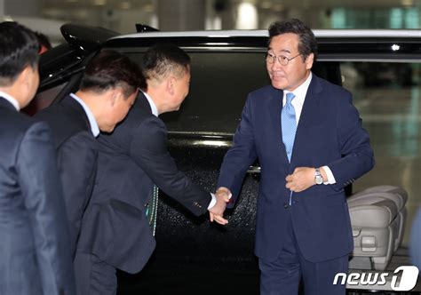 수행원들과 인사 나누는 이낙연 전 대표 네이트 뉴스