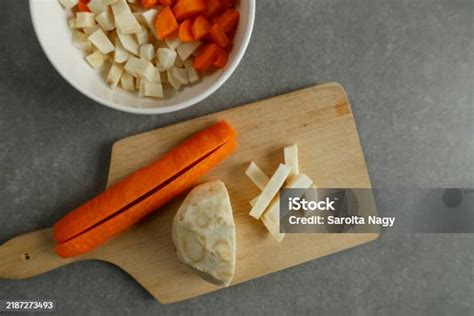 나무 도마에 신선한 셀러리악과 당근을 얹고 껍질을 벗긴 셀러리악을 막대기로 자릅니다 0명에 대한 스톡 사진 및 기타 이미지 0명 가정 주방 가정의 방 Istock