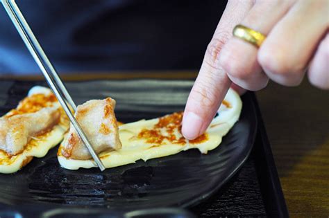 한국식 그릴 돼지 고기 배꼽 바베큐 와 뜨거운 치즈스트레칭 트렌디 한 한국 바베큐 요리 신선한 야채와 디핑 소스와 함께
