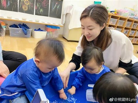 熊黛林曬全家照，雙胞胎女兒越長越不像，發量少引擔憂 每日頭條