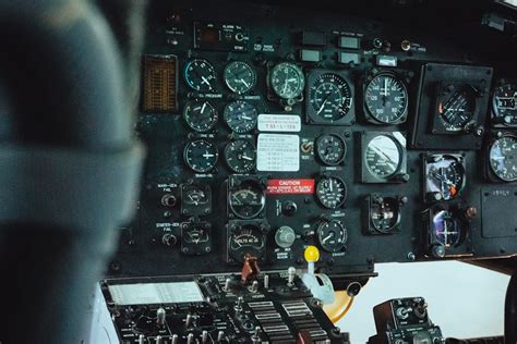 Le Cockpit Dun Avion Avec De Nombreuses Jauges Et Cadrans Photo