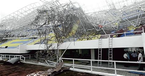 Kampungku Bumbung Stadium Sultan Mizan Runtuh