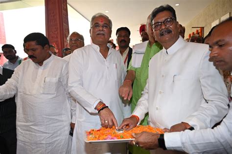 विधानसभा अध्यक्ष डॉ महंत और मुख्यमंत्री बघेल ने विधानसभा परिसर में