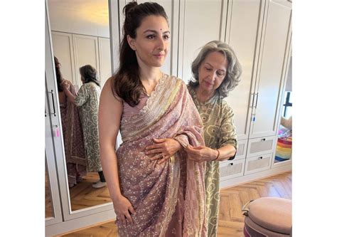 Soha Ali Khan Learn Saree Draping From Mother Sharmila Tagore सोहा