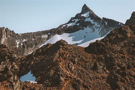 노르웨이의 Hamperokken 등산 남자 하이킹 솔로 여행 라이프 스타일 어드벤처 극단적 인 활동적인 휴가 야외 고산 풍경 가장자리에 대한 스톡 사진 및 기타 이미지