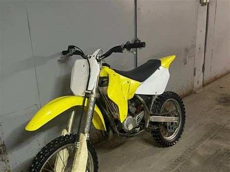 Купить бу Suzuki Rm 85 карбюратор 5 передач в Москве жёлтый кросс