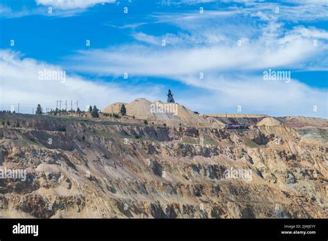 Le Berkeley Pit une ancienne mine de cuivre à ciel ouvert située à